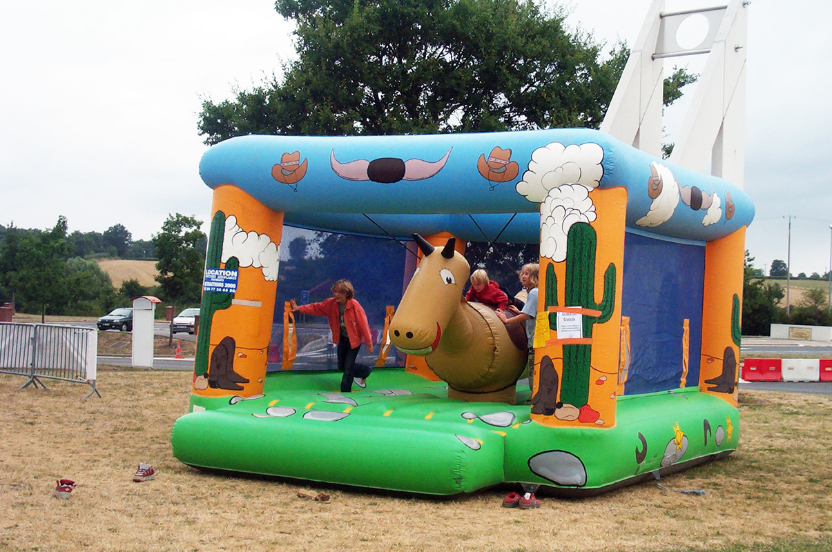 Location de château gonflable bourricot têtu - Attractions 2000